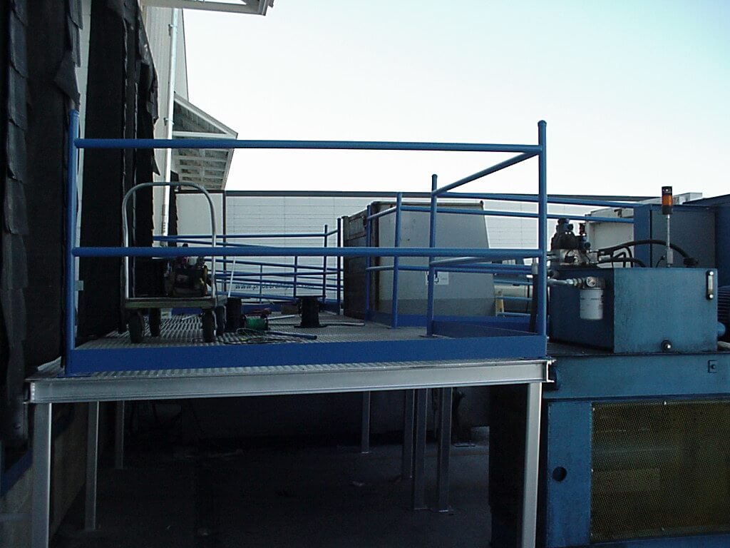 Mezzanine And Summit Closed Door Manual Tie Horizontal Baler ...