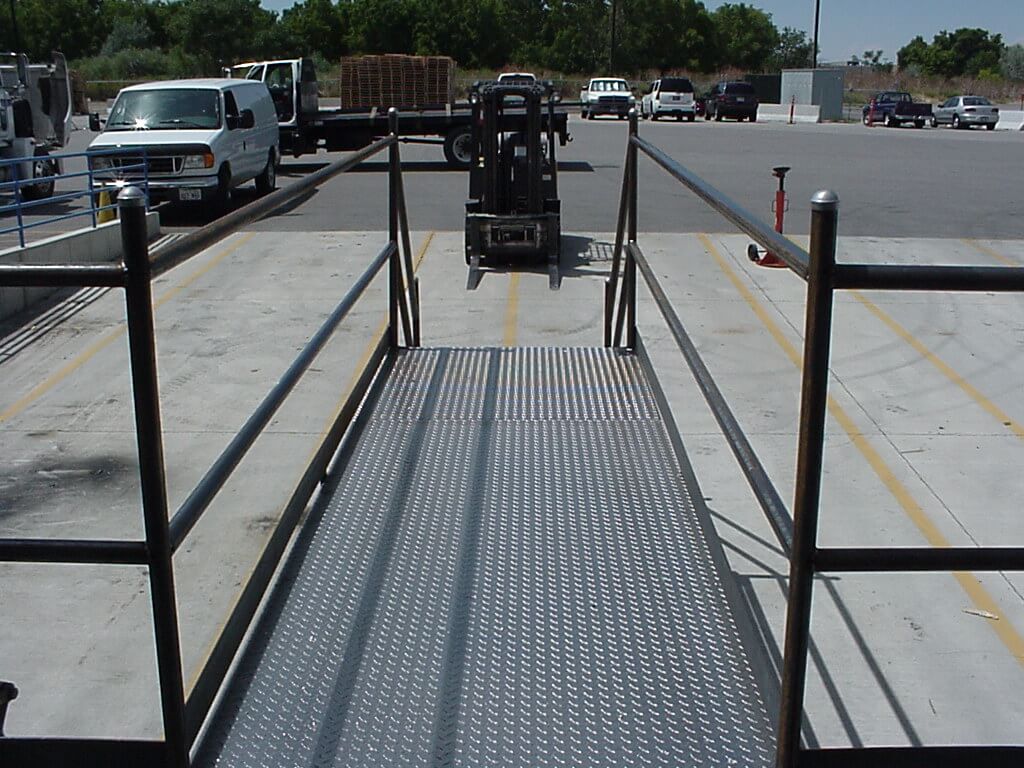 Mezzanine And Summit Closed Door Manual Tie Horizontal Baler ...