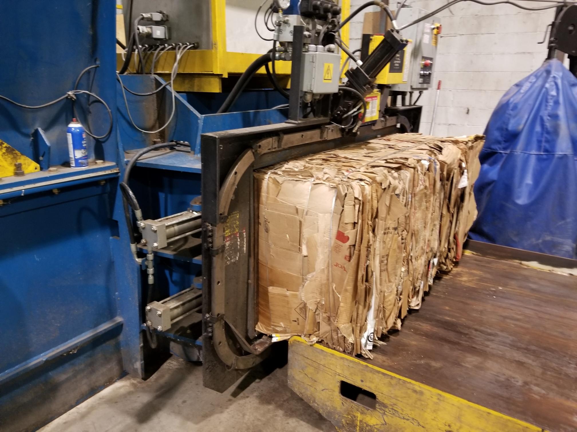 Used Excel 2R9 2-Ram Auto Tie Horizontal Baler | Recyclingbalers.com